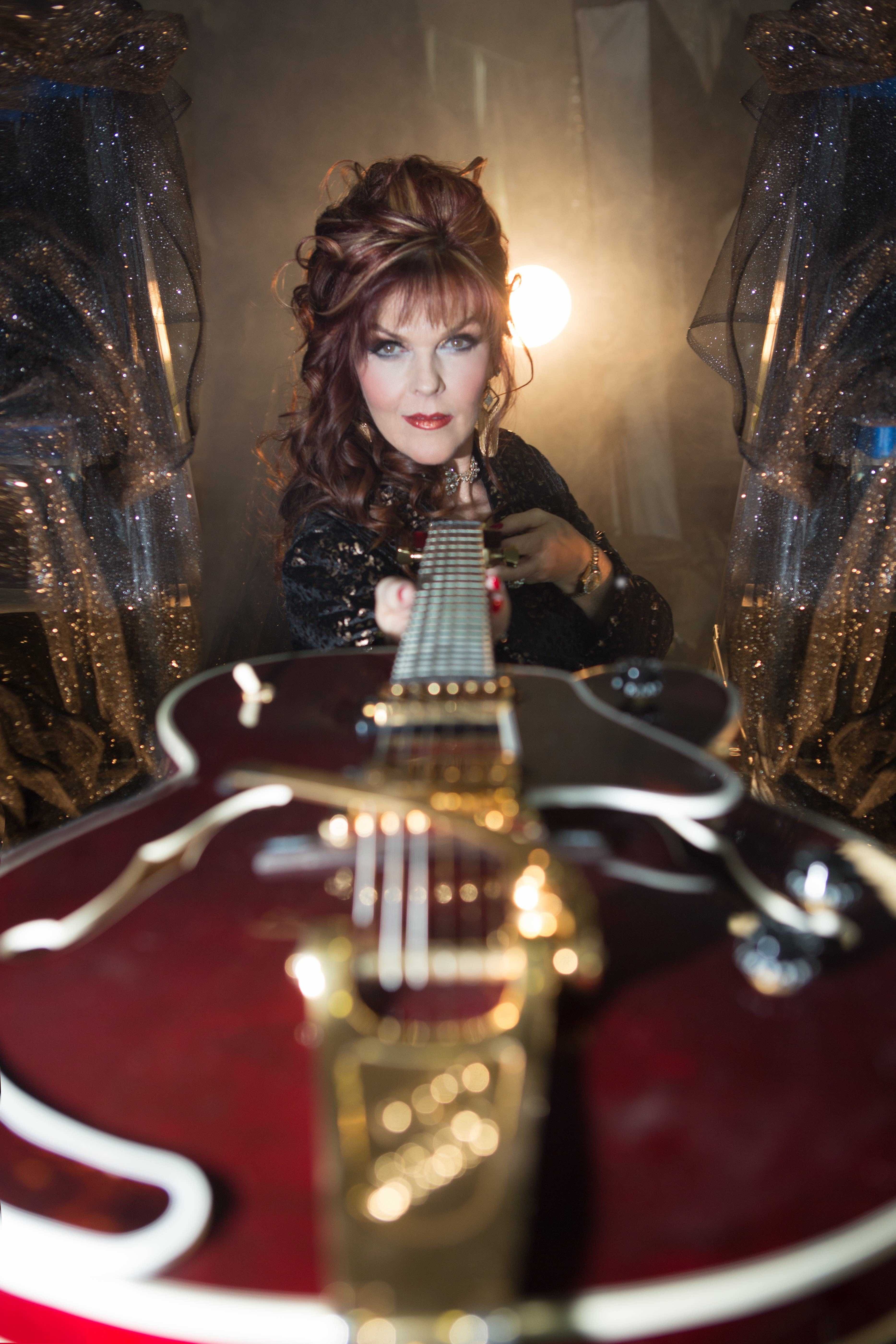 Linda Suzanne | music for your station playlist — iPluggers Linda Suzanne | music for your station playlist — iPluggers
